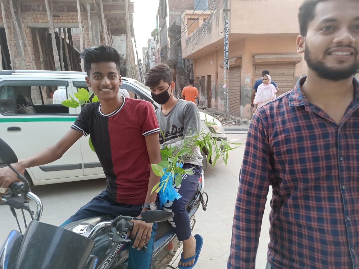 Sapling Distribution Drive by Meer Vihar Residents – Mission Green Delhi
